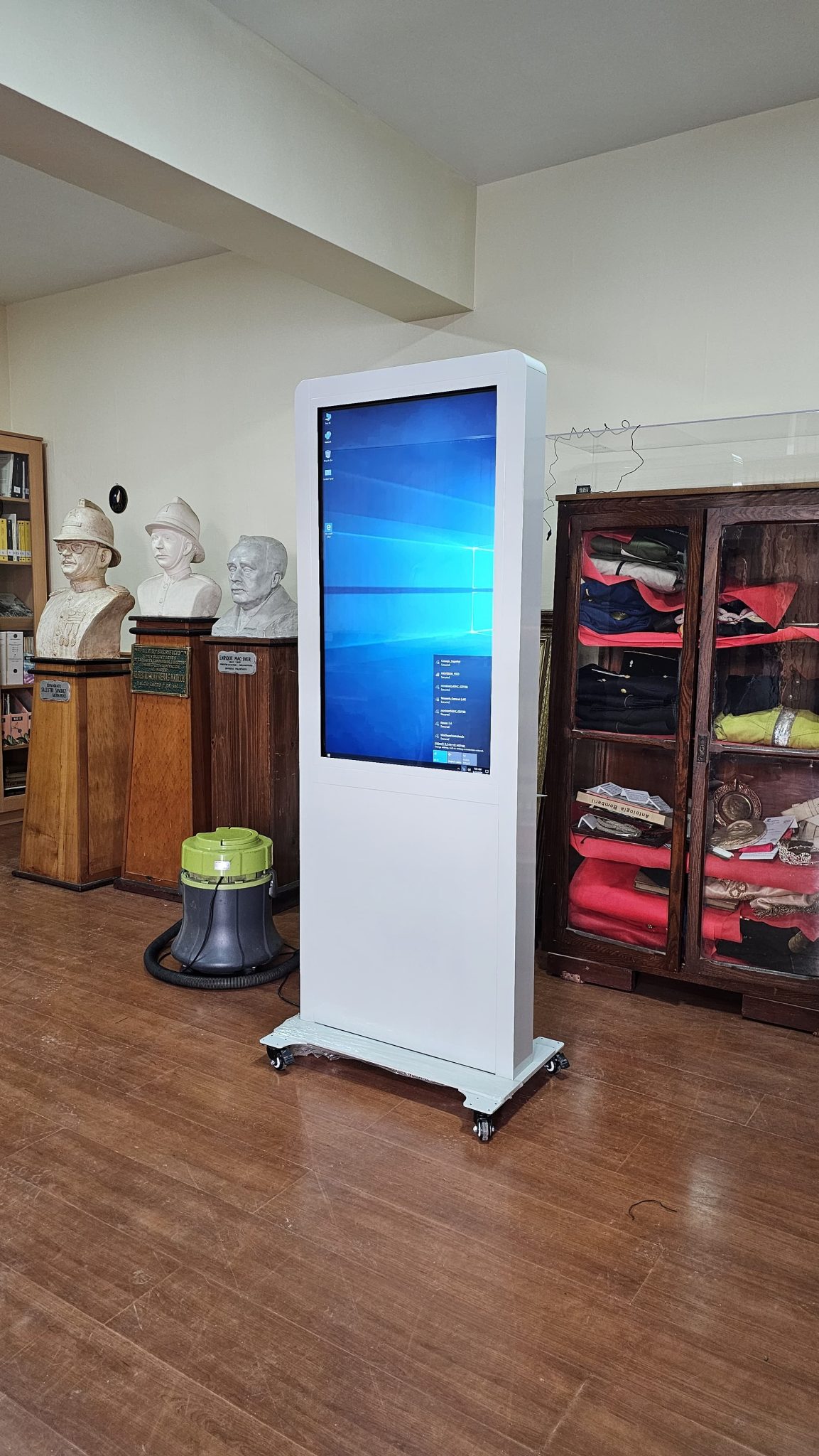 Tótem Digital Interactivo - Pantalla táctil 43" - Sistema operativo Android